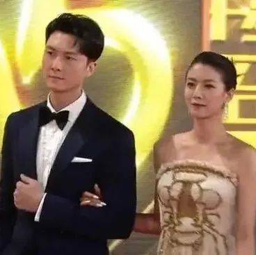 TVB王浩信挽蔡思贝走红毯，留老婆独自登台，好友疑似内涵其出轨_陈自瑶