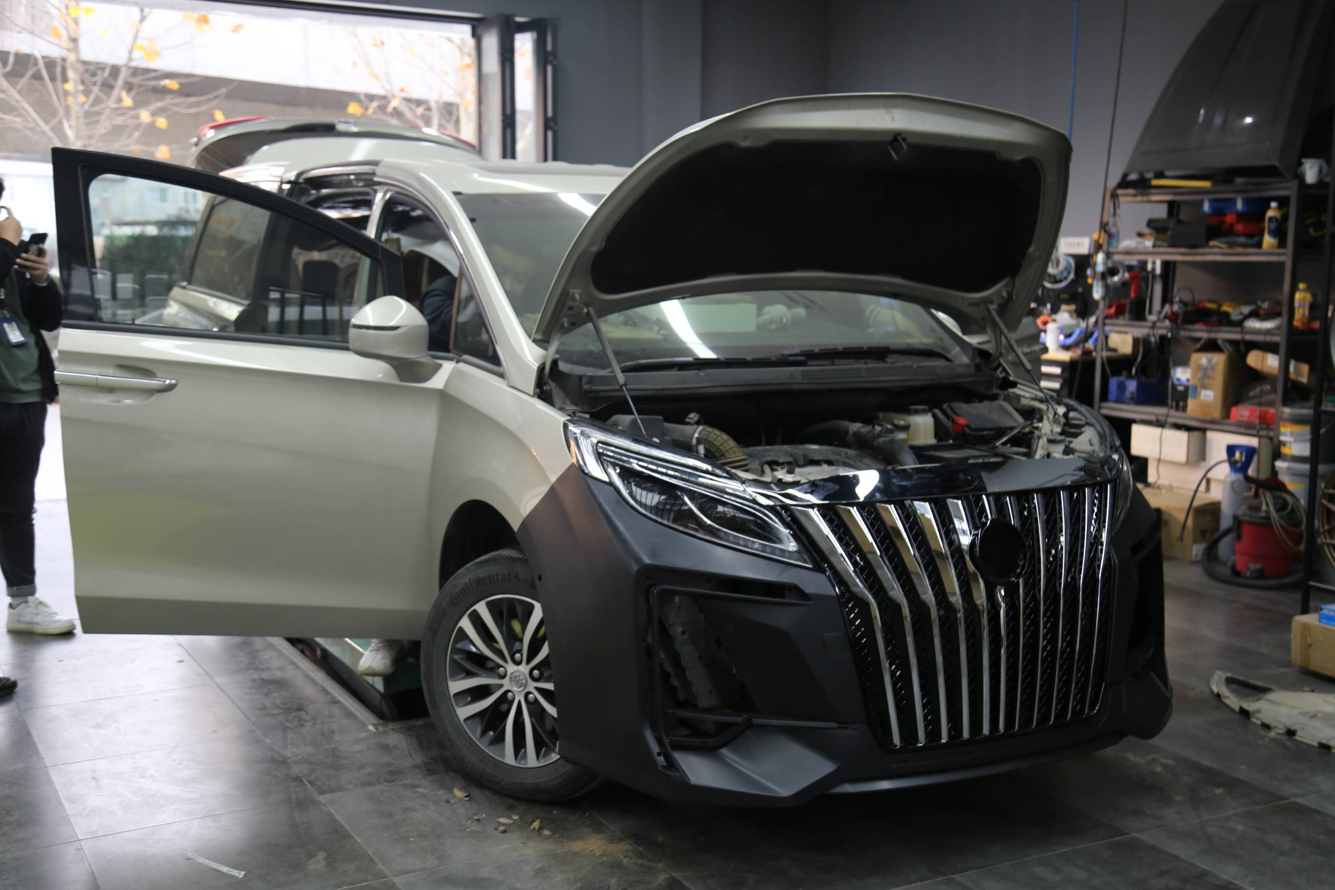 别克GL8里外大变身：雅典娜包围+PET亮黑改色膜+水晶宝座航空座椅_搜狐汽车_搜狐网