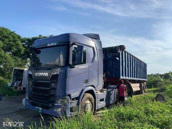 用V8斯堪尼亚牵引车拉沙石，台湾货车司机很任性_搜狐汽车_搜狐网