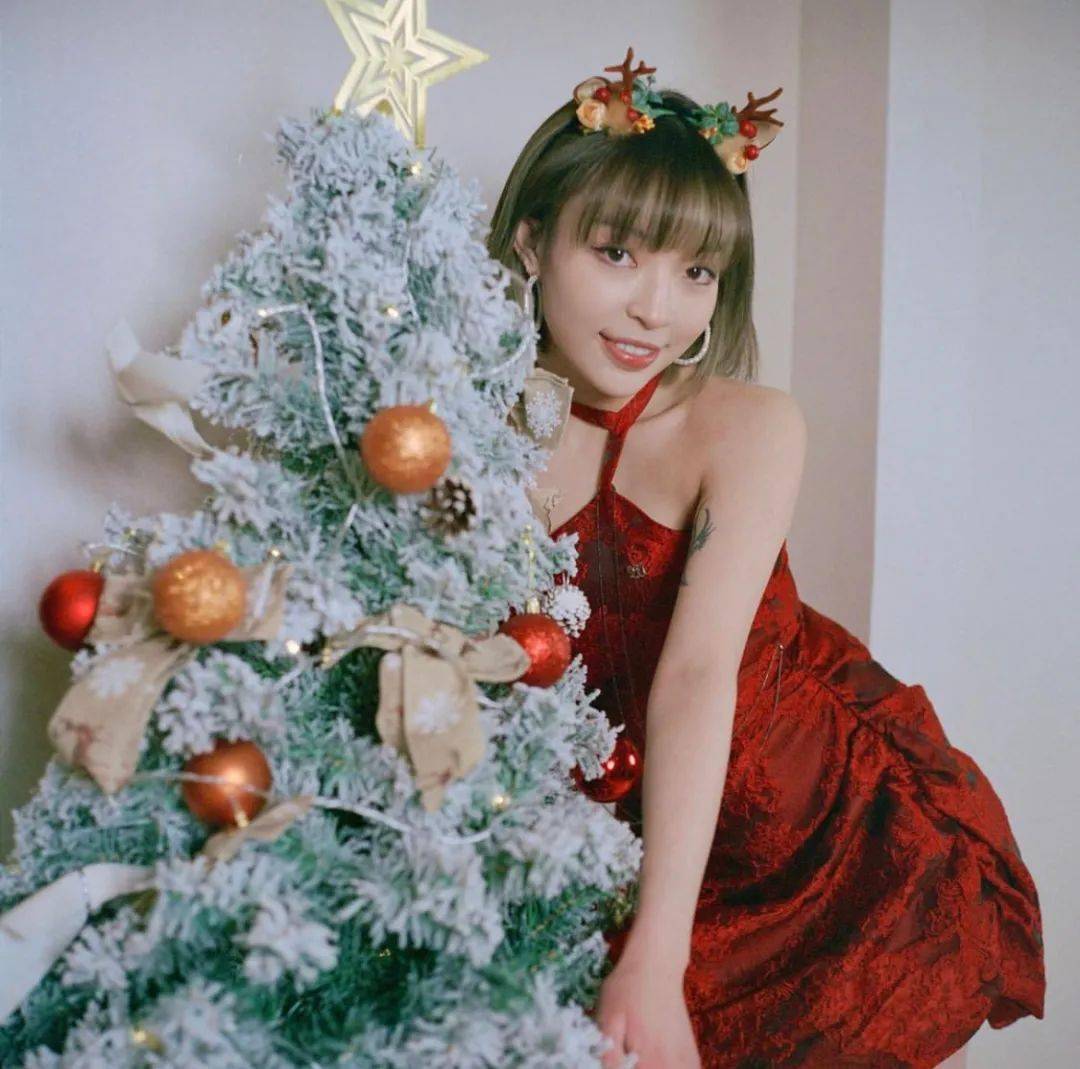 VaVa "私密纹身" 有什么内涵！？浴缸大秀释放狂野性感风！网友：这还是 VaVa 吗？_Vava_Rapper_展现