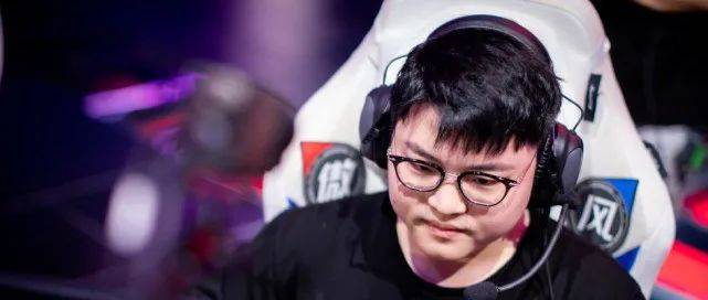 可惜了！Uzi没有首发！BLG首发Doggo大战WBG，V5首发Rookie迎战WE_比赛_Aki_下路