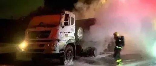 突发!一油罐车爆炸已致2人死亡 林鋆杰 白玮 事故