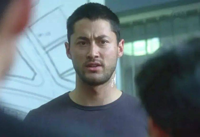 混血男星王敏德弟弟息影30年近况曝光，头发花白但身材健硕，已转行教钓鱼_王盛德_Declan_Wong