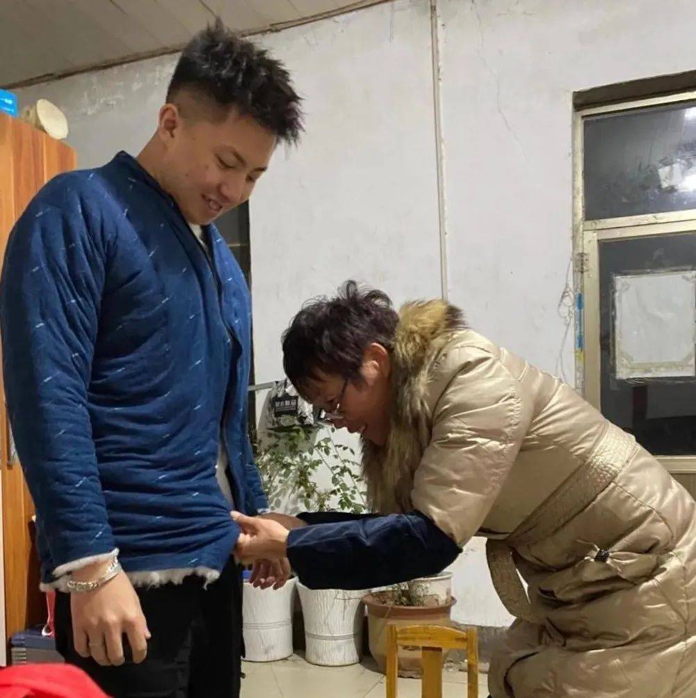 小伙第一次去山东女友家,丈母娘给他做了件手工棉袄!网友:加上女儿是两件评论济南老家