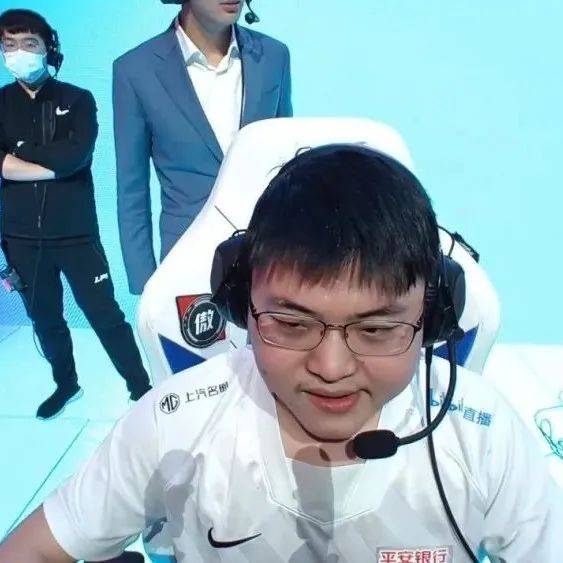 TheShy评价Uzi复出之战，两边的ADC都没什么用，这是上中野的游戏_比赛_冲阵_英雄