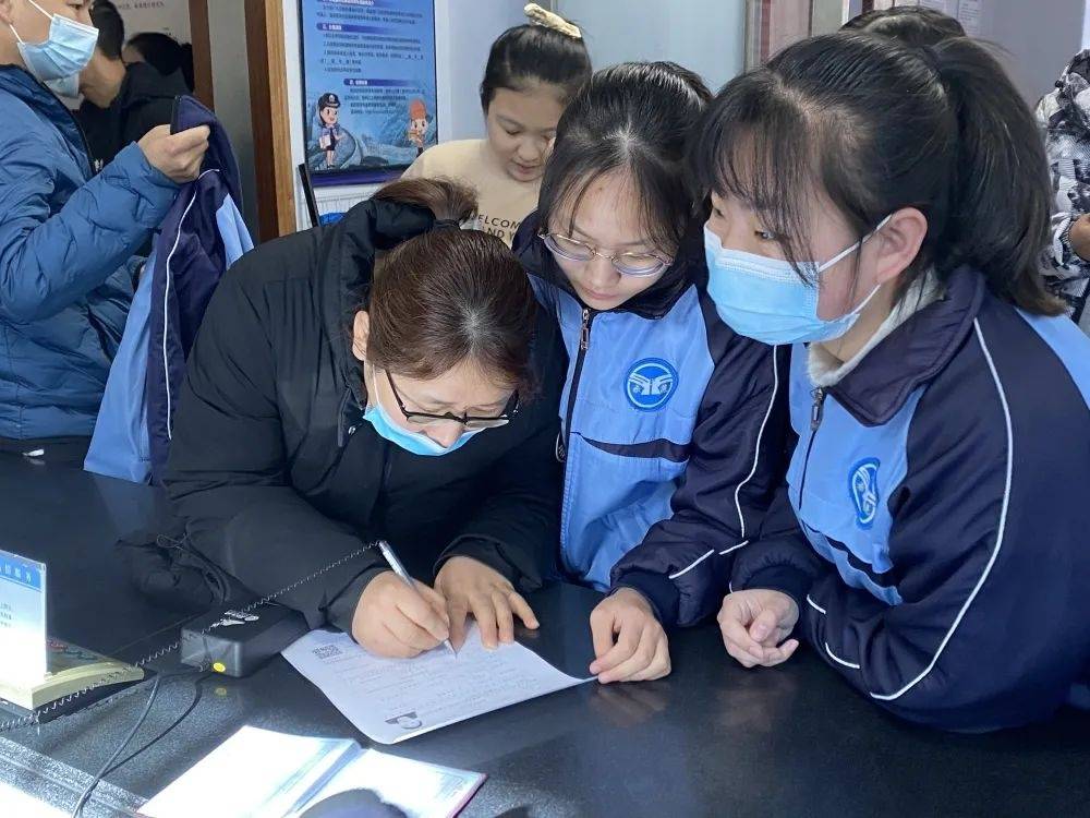 【龙港警事】龙港中心派出所为全县中考学生办理身份证_初中_孙晋梅_主动