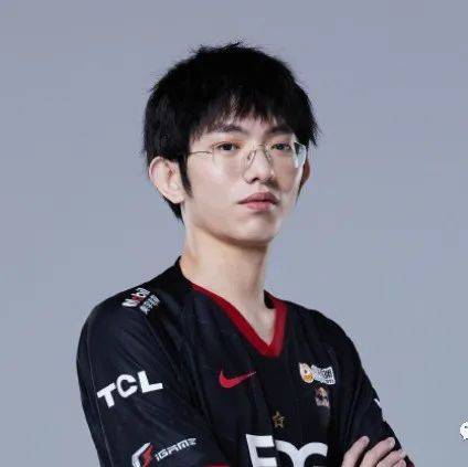 LPL春季赛首发变动：圣枪哥沦为替补！xiye重回首发，JKL对线Viper_比赛_上单_下路