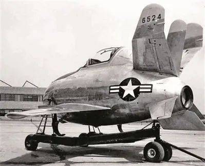 会飞行的“鸡蛋”——世界上最小的战斗机XF-85_试飞_子母机_飞机