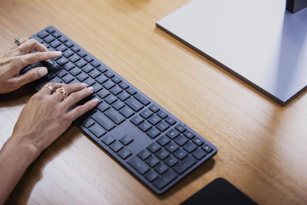 高端商务，高效办公，HP EliteDesk 805 G8 SFF 集性能与纤巧于一身_领导_PCle_电脑