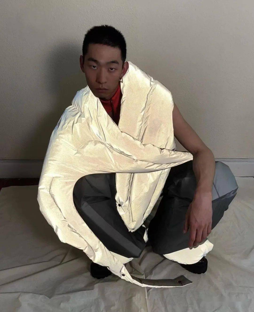 安特卫普毕业设计师Izzy Du，混合材料超大体积超现实时装。_of_Martins_London