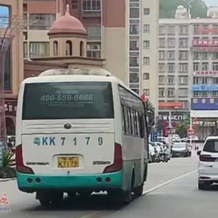 高州粤KK7**9牌班车，网友问你是赶时间去打卡上班吗？_天子_占线_车站
