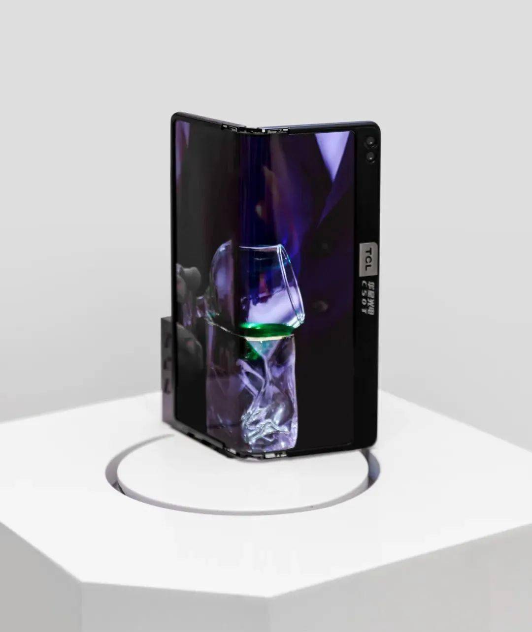 新品 | TCL华星发布：全球最高 PPI 的 VR 屏、无偏光片极小半径 360° 折叠屏等_显示_产品_技术