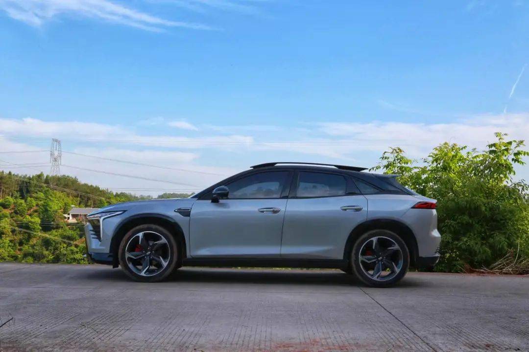 试驾奔腾B70S:轿跑造型很帅气，2.0T+6AT动力够足_搜狐汽车_搜狐网