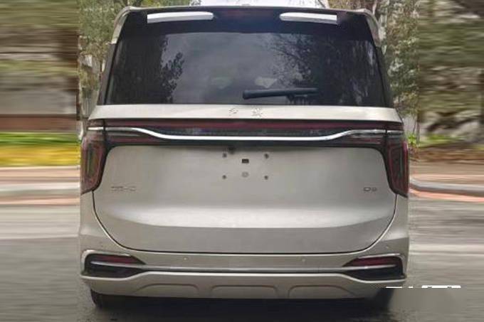 红旗首款MPV实拍曝光！或命名“D8” 预计30万起售_搜狐汽车_搜狐网