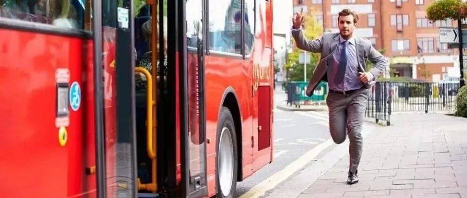 “在公交车上”到底是in the bus还是on the bus？_your_英语_park