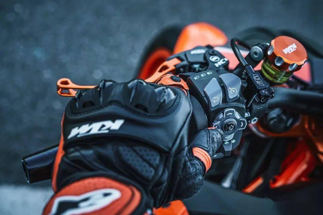 更轻更强！2022款KTM 1290 Super Duke R，180匹马力，21.58W | 酷乐汽车_搜狐汽车_搜狐网