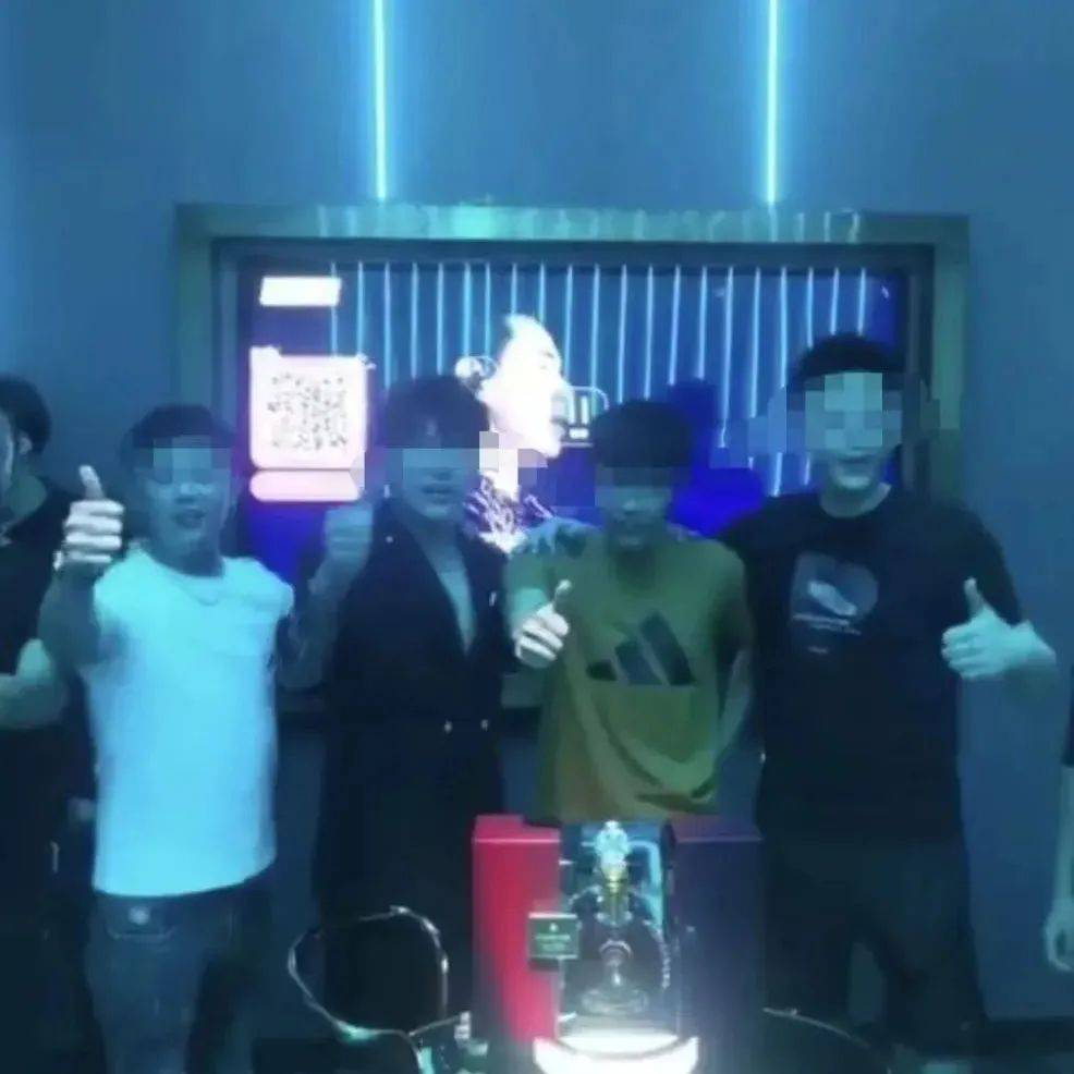 “儿子都快上学了，妻子却沉沦KTV找男模”，多地公安清查“KTV男模有偿陪侍”！_多地公安清查KTV男模有偿陪侍_胡某_举报