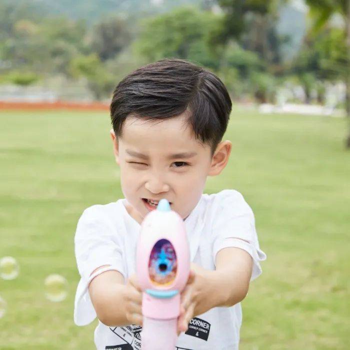 防蓝光眼镜、书包、厨房套装、童床、泡泡机……选用这五类儿童产品，应注意这些细节！_家长_消费_边缘