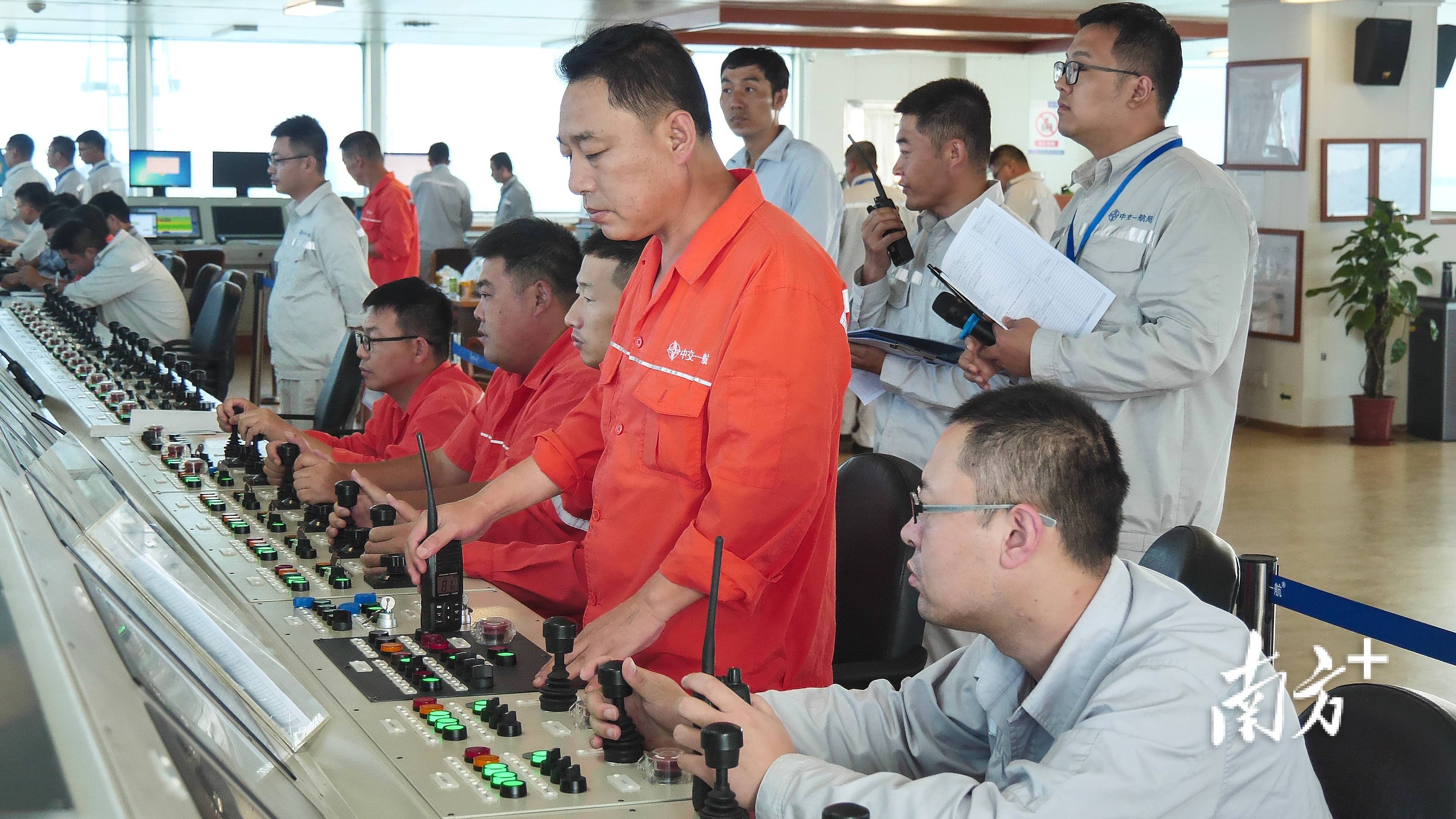 E19管节水下精准对接，深中通道同一窗口期再度“双管齐下”_施工_建设_一体