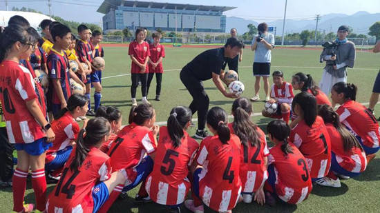 新民晚报杯黄山赛区昨日启动 冠军“铁卫”吴兵变身“孩子王”_足球赛_海港_球员