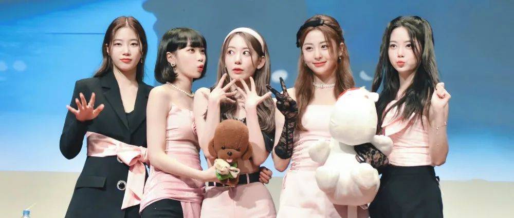 少女时代孝渊不看群聊的争议？YG新女团期待飙升？LE SSERAFIM宫胁咲良性感造型，TWICE Sana的公主切_娱乐_记者会_韩团小