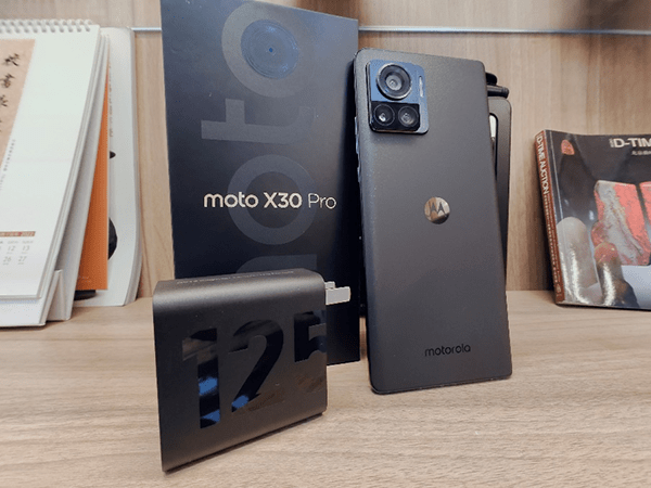 moto X30 Pro上手体验：首款2亿像素超大底影像旗舰能否引发市场追逐浪潮？_充电_样张_支持