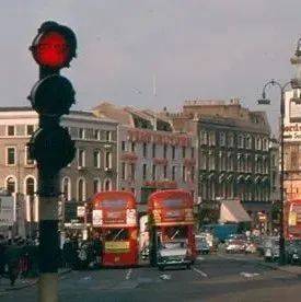 “闯红灯”用英语怎么说？真的不是break the red light！_signal_ticket_past