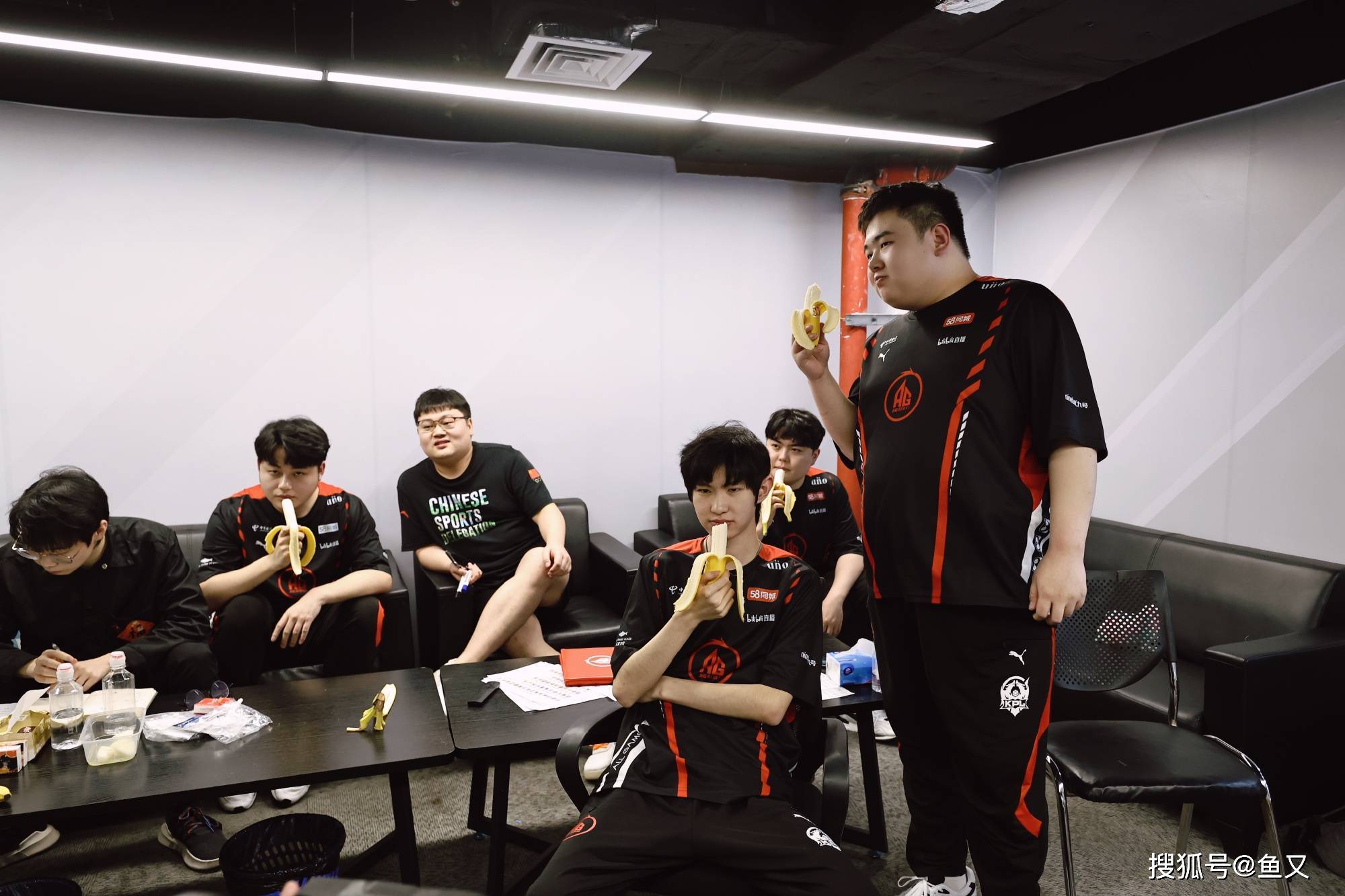 KSG运营把比分写成4-0，AG粉丝破防：我们已经道歉，你还不道歉？_战队_嘲讽_工作失误