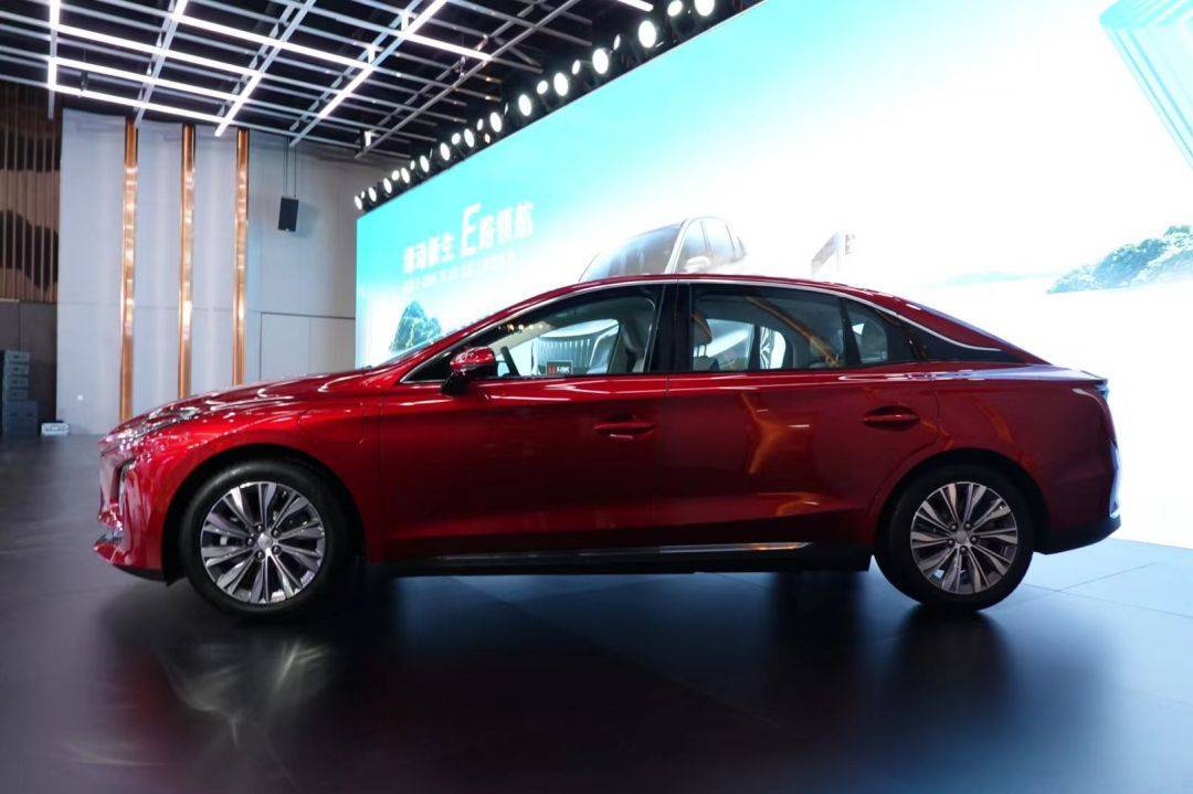 续航605公里 后排宽敞越级 红旗E-QM5 PLUS北区上市售20.78万元_搜狐汽车_搜狐网