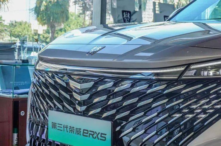 “27英寸4K全景无界滑移屏”拉满新奇感 抢先体验第三代荣威RX5_搜狐汽车_搜狐网