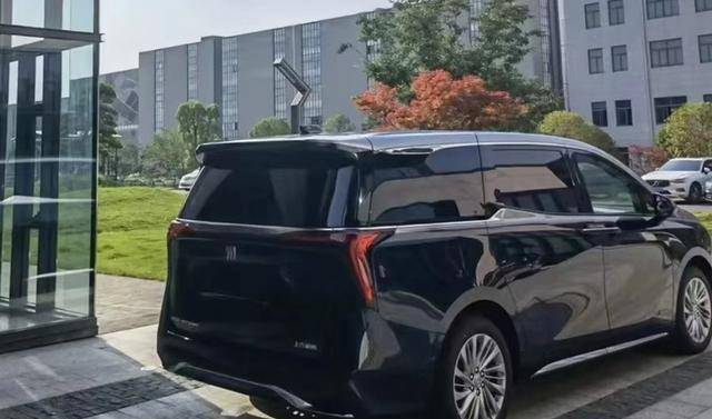 别克GL8世纪CENTURY实车现身，气场确实比GL8高出很多_搜狐汽车_搜狐网