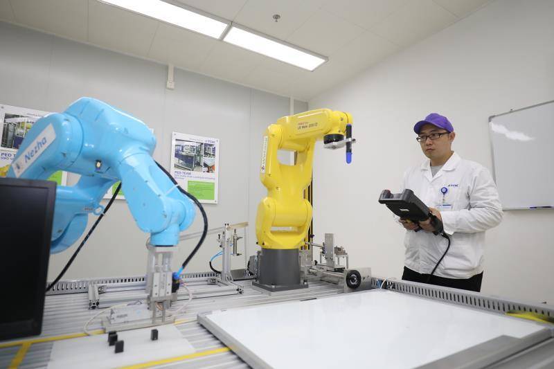 产业第一“组合拳”！鹤洲新区筹备组多措并举助企业发展_司马特_人才_珠海保税区