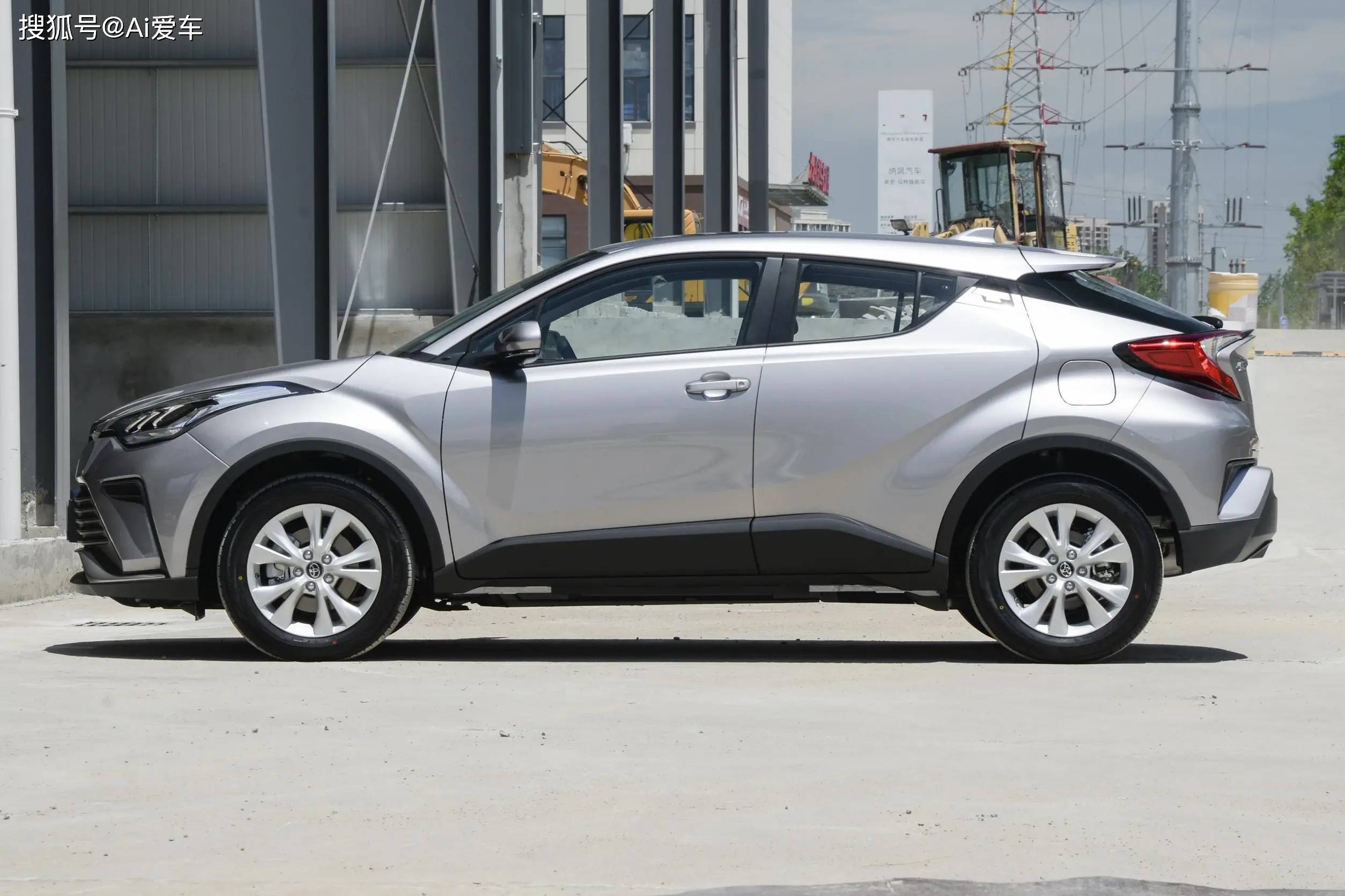 油耗6L不到，丰田入门家用小SUV，开着省心价格小贵，奕泽IZOA_搜狐汽车_搜狐网