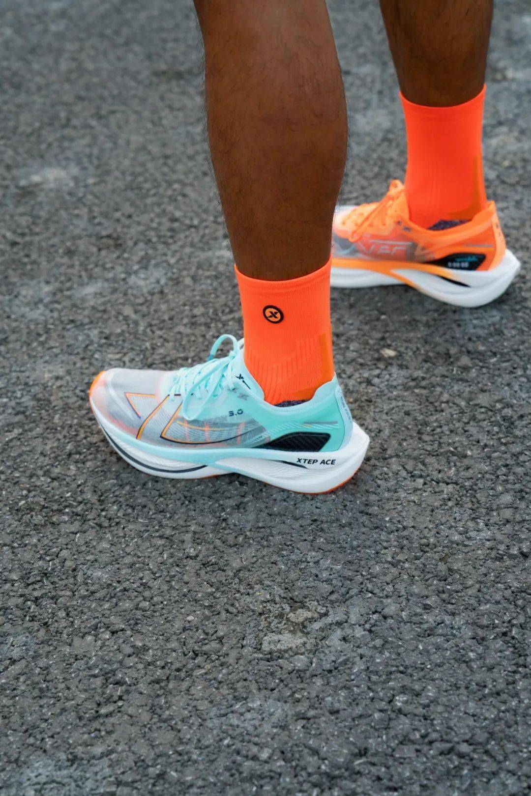 极致专业就是一种时尚！特步 160X 3.0 PRO 为何火遍「娱乐圈、商圈、体育圈」？_跑鞋_技术_性能