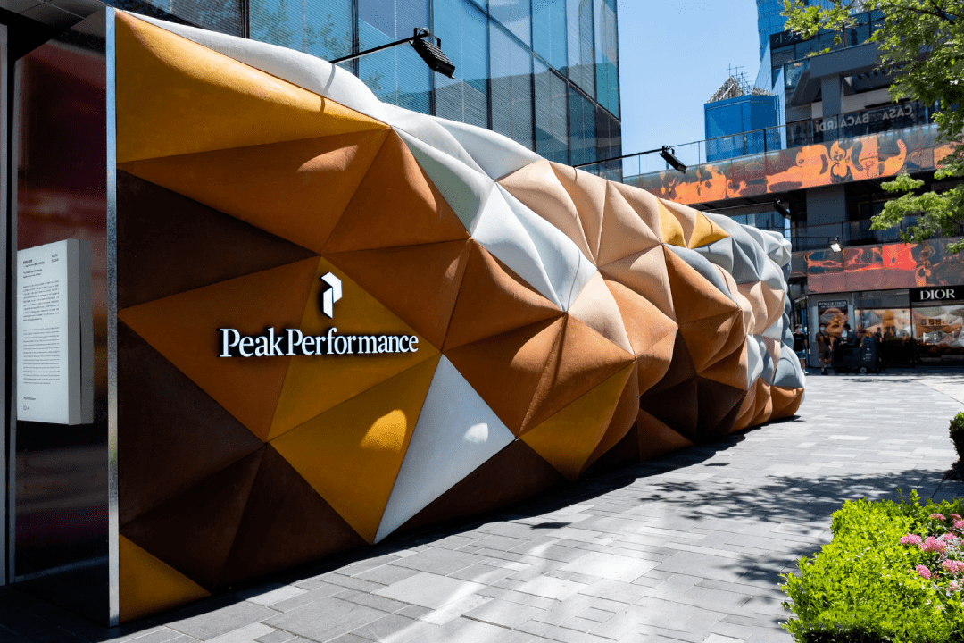 围挡也开始内卷了，这个北欧户外品牌在北京三里屯上演艺术“秀”_中国_斯堪的纳维亚_消费者