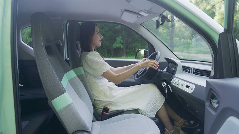 可爱风微型电动车二选一，QQ冰淇淋和宏光MINIEV你站谁？_搜狐汽车_搜狐网