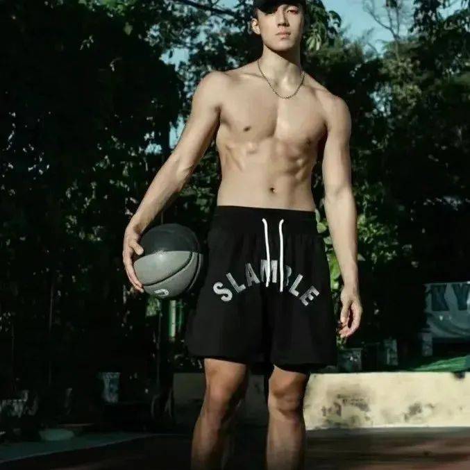 身高193cm的网红小哥哥喜欢打篮球_来自_CBA_cm