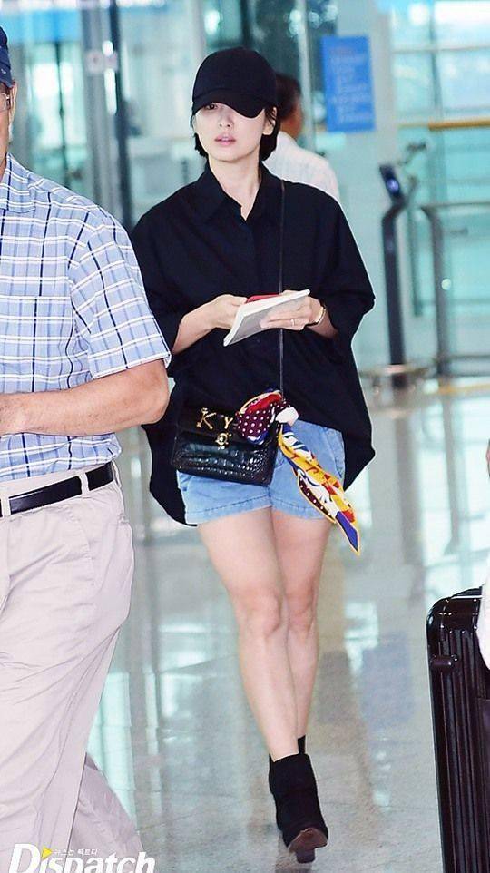 宋慧乔本人并不好看，穿短裤搭高跟鞋，也拯救不了她155的身高！_女神_中年_沧桑