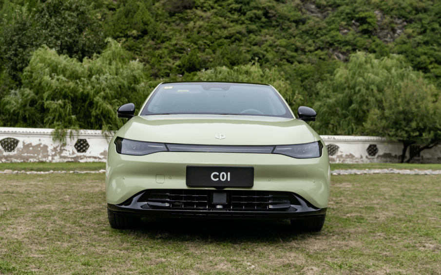 实拍零跑C01：3.66s破百！续航717km 纯电轿车“价格屠夫”？_搜狐汽车_搜狐网