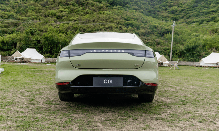 实拍零跑C01：3.66s破百！续航717km 纯电轿车“价格屠夫”？_搜狐汽车_搜狐网