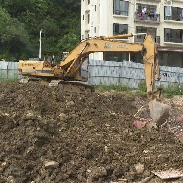 两处小产权房违法建设被拆除施工进行地基