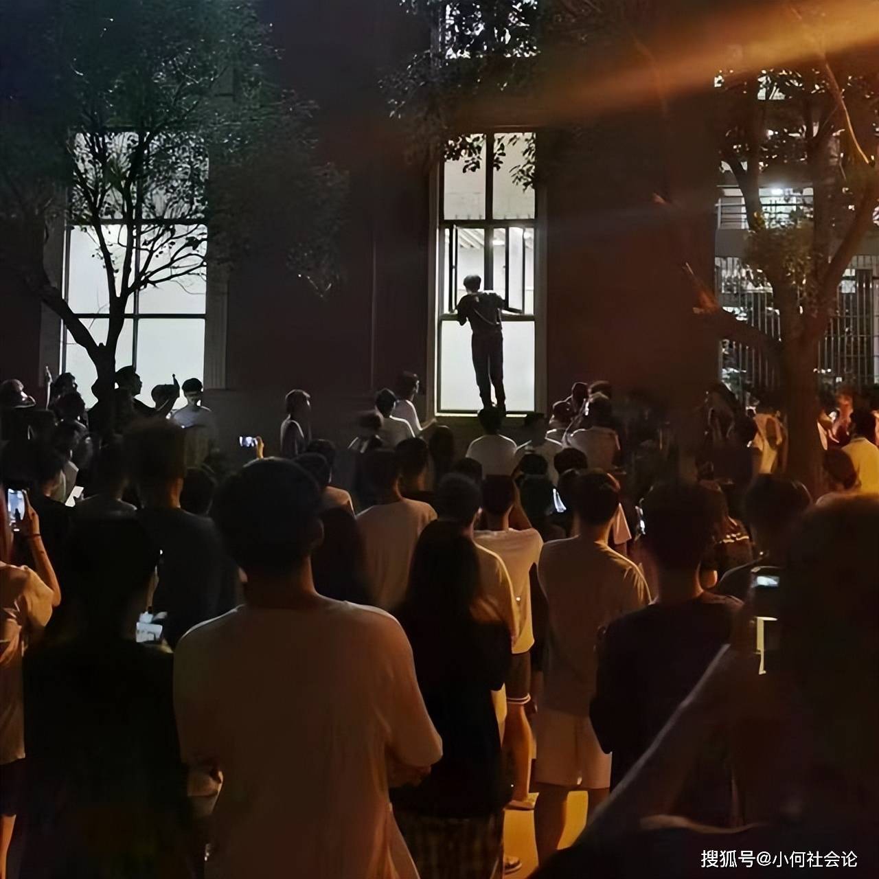 广东某高校男女厕所私会，因玻璃透光遭众人围观，男生跳窗逃走事情女生大学