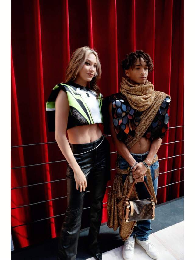 嫁入豪门?谷爱凌坐LV集团俩太子中间看大秀,双手交叉淑女般矜持 -6park.com