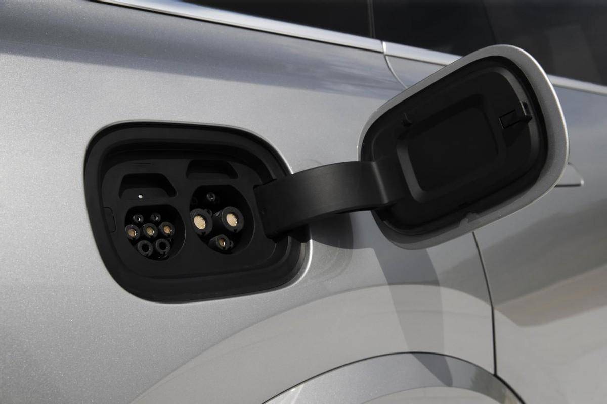 顶配卖到39.98万！去看车的人还络绎不绝，理想L8到底有何诀窍？_搜狐汽车_搜狐网