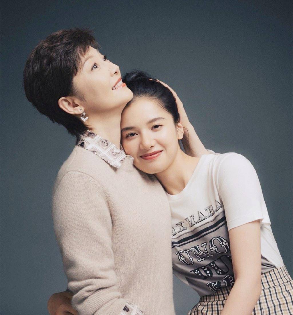 徐帆张婧仪 母女”甜美合照,情深演绎电影《关于我妈的一切》女儿冯小刚妈妈