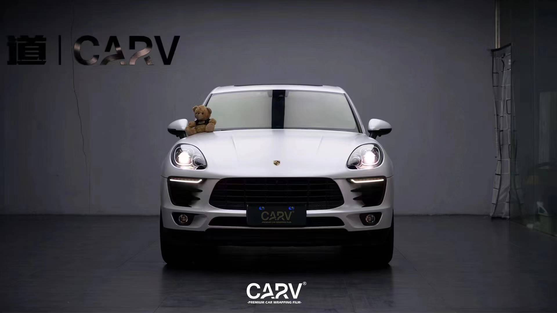 保时捷Macan卡孚CARV改色膜电光金属白，电光颗粒饱满 经久耐看_搜狐汽车_搜狐网