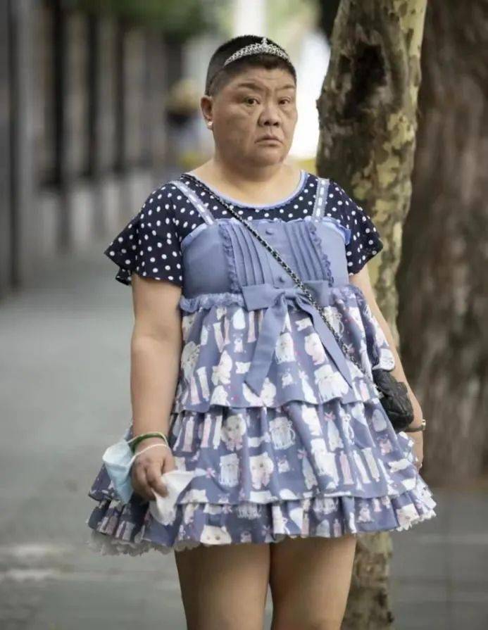 “安福路小公主”火出圈，年轻旧照惊艳众人，果然自信的女人最美_洛丽塔_网友_审美