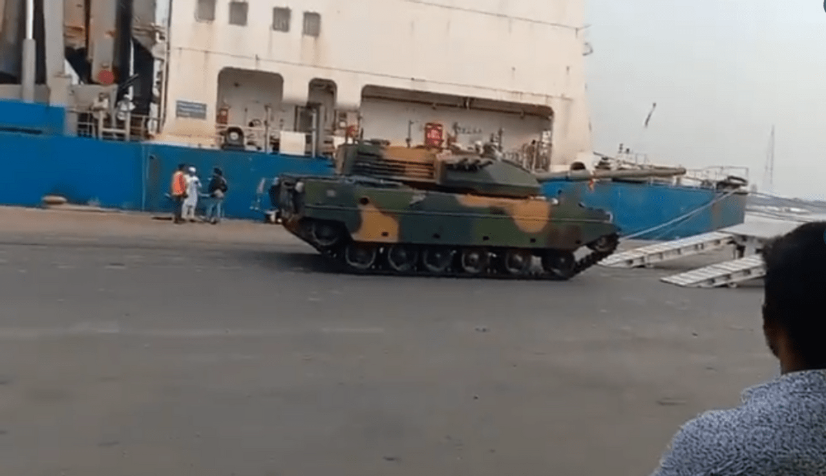 南亚某港口，一辆辆中国坦克正在卸船，为印度邻国送来强援_影响_我国_军队现代化