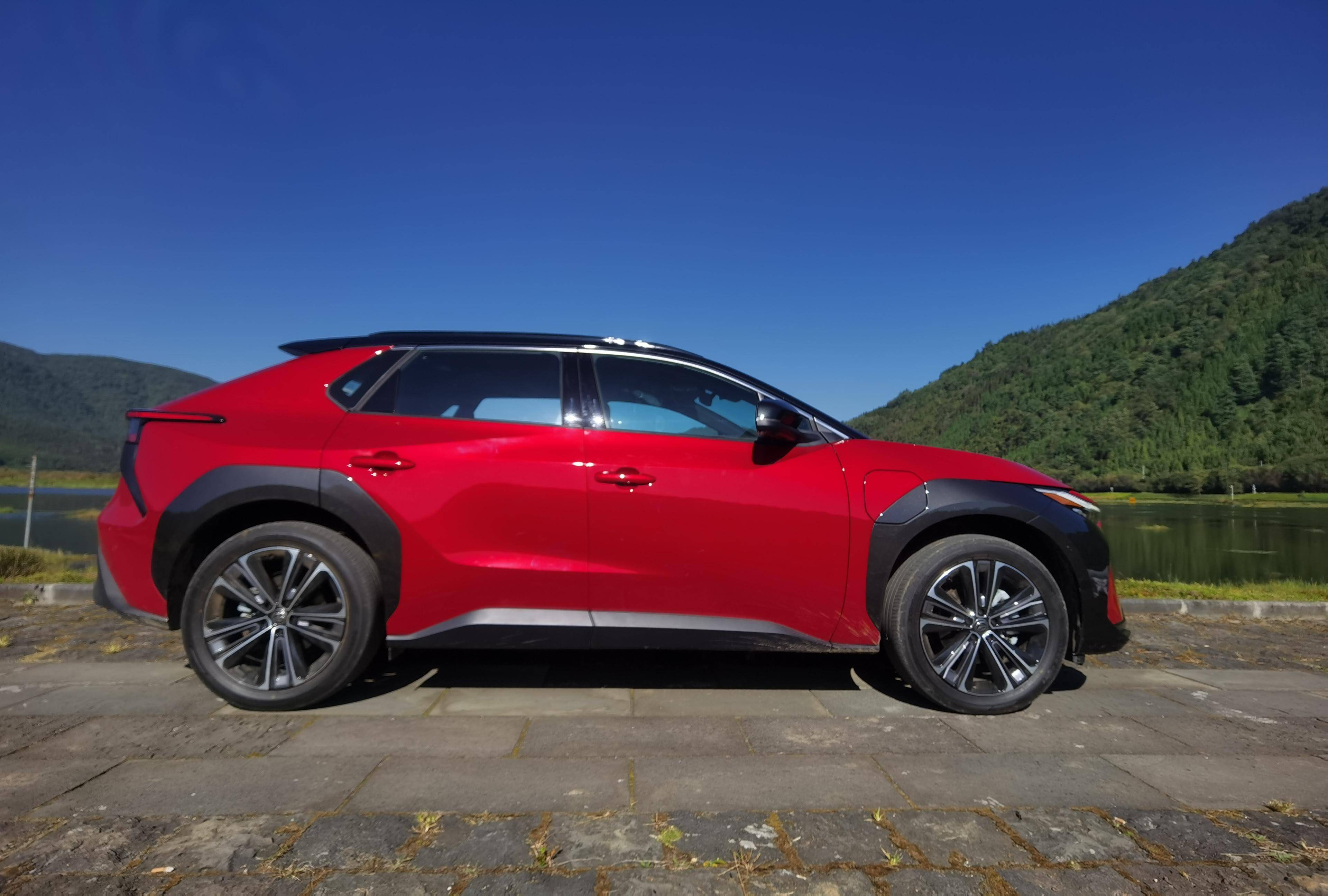 试驾广汽丰田纯电SUV bZ4X：集丰田科技大成，晒太阳可充电_搜狐汽车_搜狐网