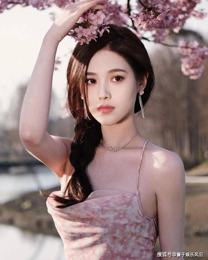 国产网红Nicky，精致脸蛋白皙皮肤，完美身材，让人心动的御姐范女神_漂亮_美女_头发丝